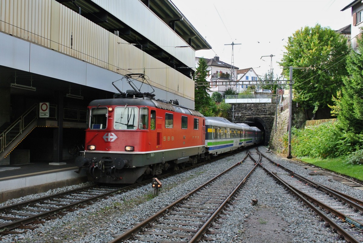 Die Re 4/4 II 11141, ex. Swiss Express, fährt mit dem IR VAE 2415 in Herisau ein, 11.10.2013 ...