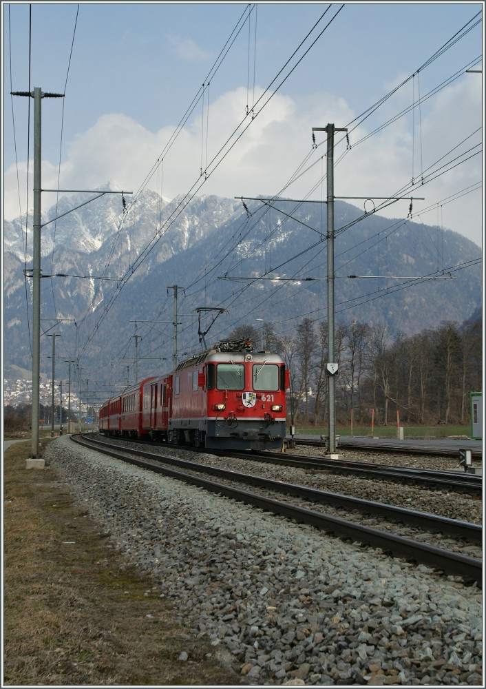 Die RhB Ge 4/4 II 621 mit einem RE Richtung Disentis bei Felsberg - Bahnbilder.de