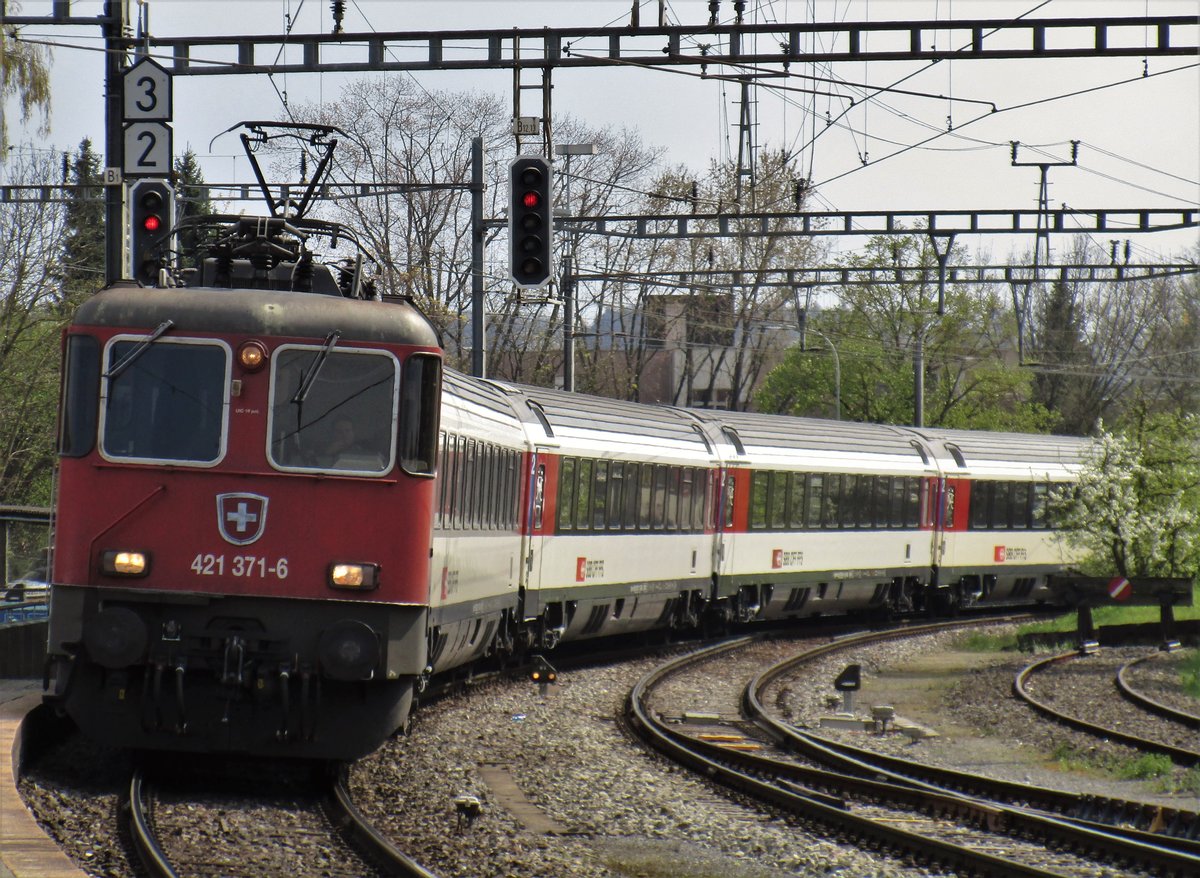 Die SBB Re 421 371-6 durchfährt mit dem IC 184 von Zürich HB- Schaffhausen- Singen (Hohentwiel ...