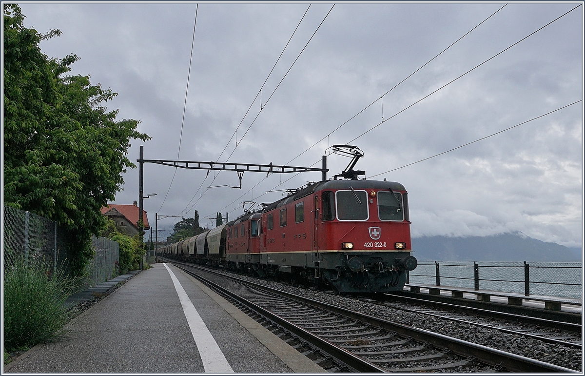 Die SBB Re 4/4 II 11322 und weiterhin die Re 4/4 II 11275 sind mit ihrem (leeren) Transit ...