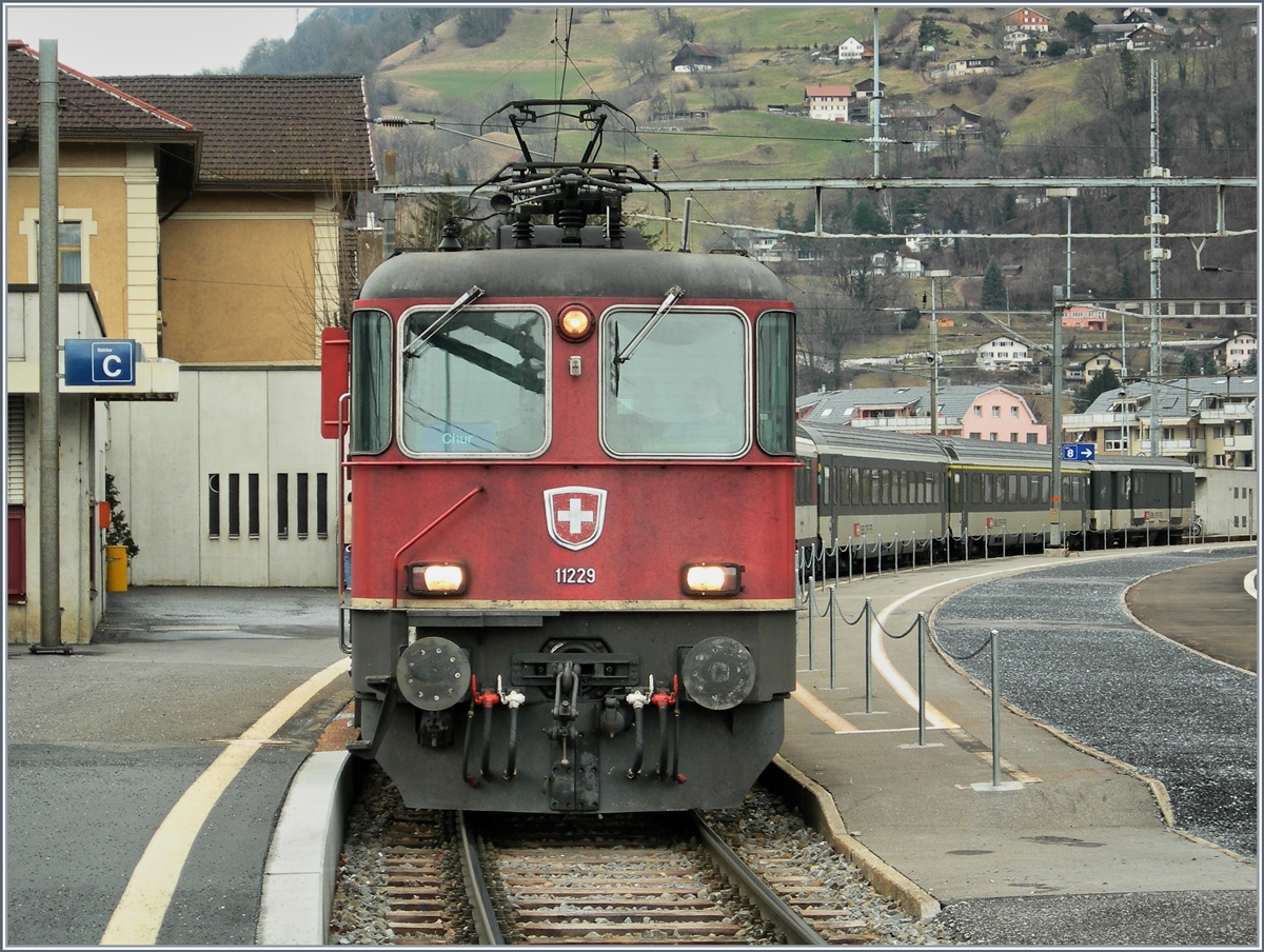 Die SBB Re 4/4 II 11229 ist mit ihrem RE 3812 von St - Bahnbilder.de