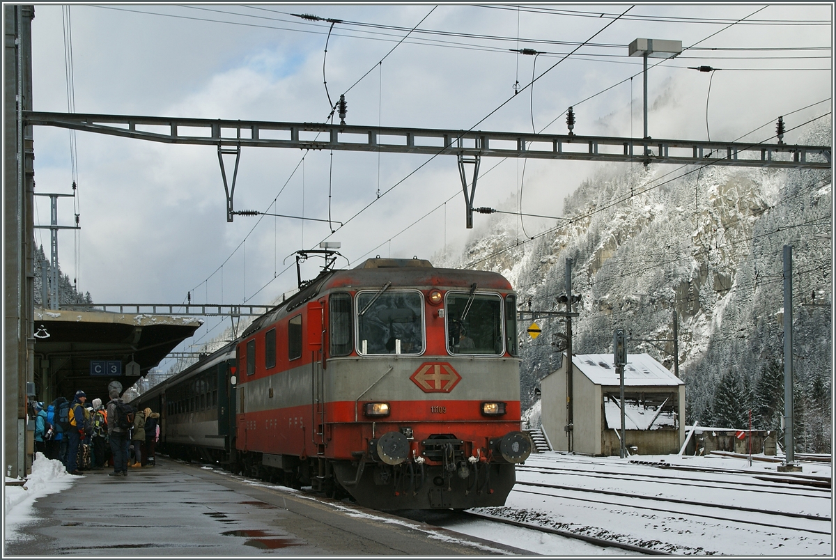 Die SBB Re 4/4 II 11109 mit dem IR 2173 Basel - Locarno beim Halt in Göschenen - Bahnbilder.de
