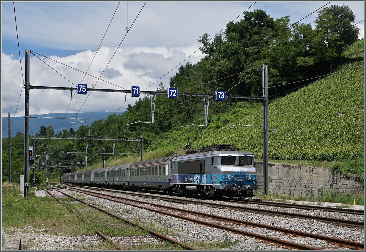 Die SNCF BB 22 394 hat mit ihrem TER 96506 von Lyon kommend in La Plaine die Schweiz erreicht ...