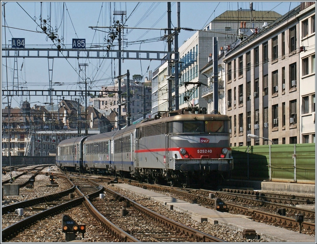 Die SNCF BB 25240 verlässt mit einem TER nach Lyon den Bahnhof von Genève - Bahnbilder.de