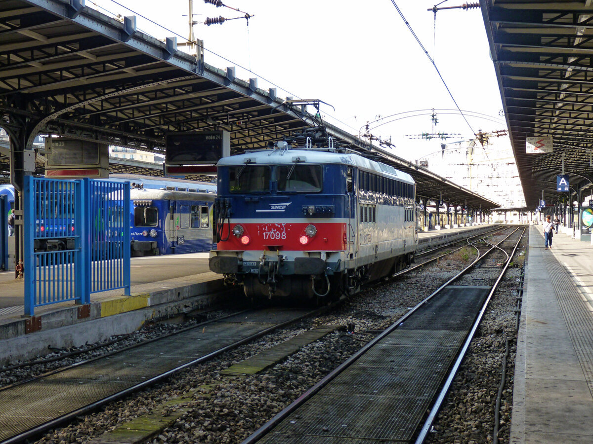 Die SNCF Wechselspannungslok B'B' 817098 "Danseuse" am 22.062010 in einem Pariser Bahnhof ...
