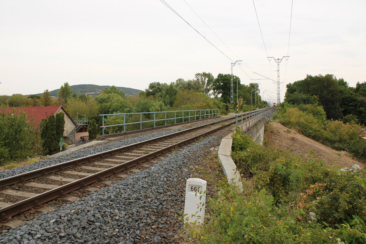 Die Strecke mit dem Km-Stein 661 am 13.08.2022 in Balatonfüred - Bahnbilder.de