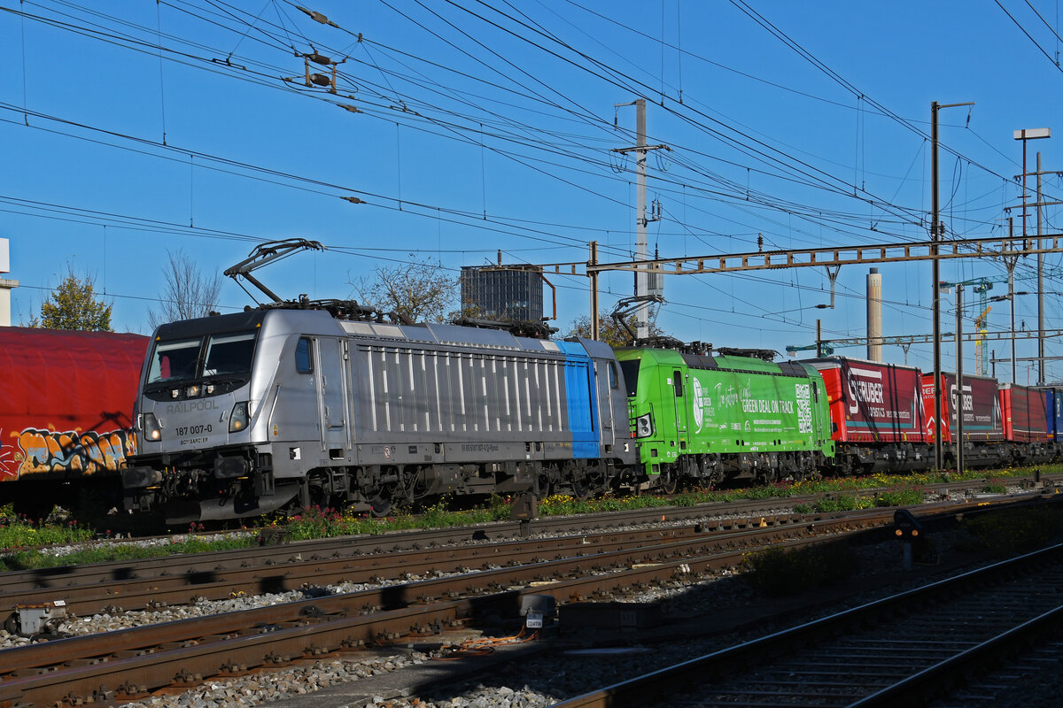Doppeltraktion, mit den Loks 187 007-0 und 193 281-3 durchfährt am 28.10.2024 den Bahnhof ...