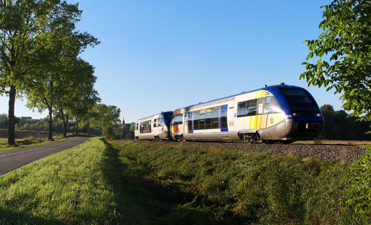 Durch das "Krumme Elsaß" brummen X 73916 und X 73921 als TER Alsace von Sarreguemines nach ...