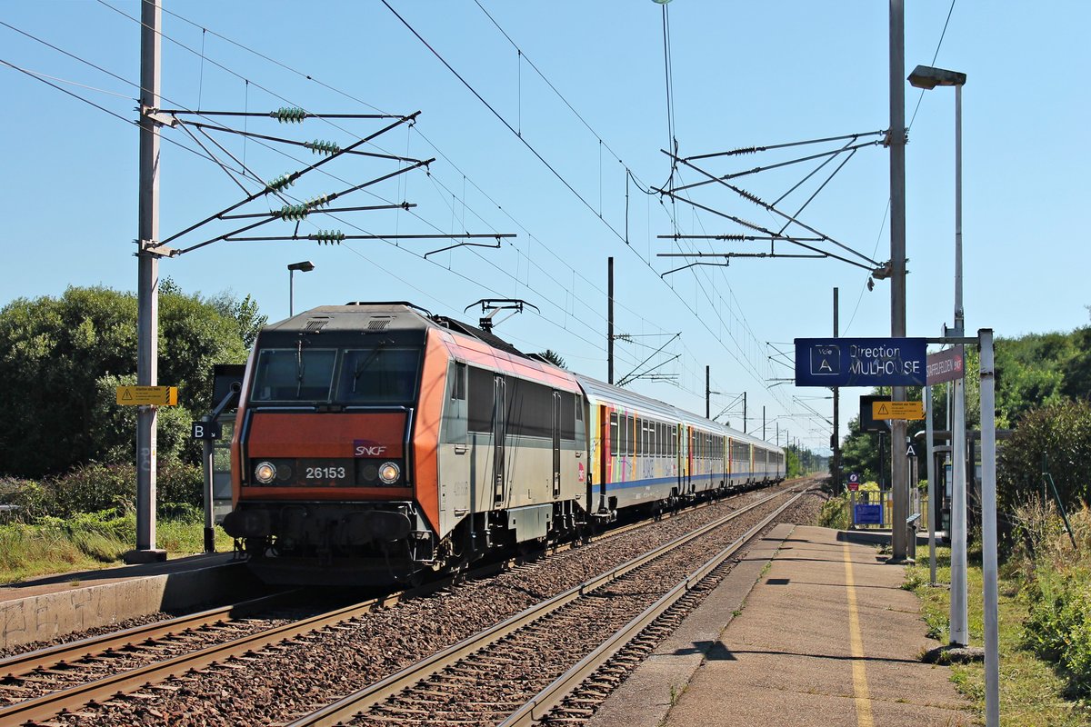 Durchfahrt am 25.08.2016 von SNCF BB 26153 mit ihrem TER (Basel SBB (SNCF) - Strasbourg) in ...