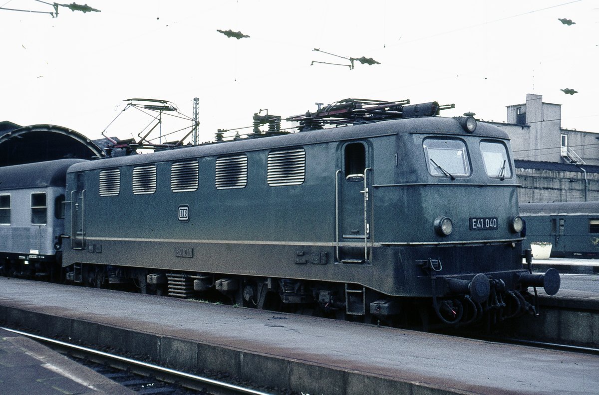 E41 040 mit Eilzug am Bahnsteig - Bahnbilder.de