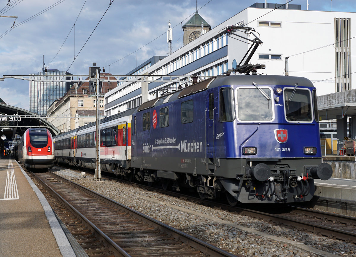EC ZÜRICH-MÜNCHEN. Am 12. März 2020 standen die Re 421 394-8 sowie die ...