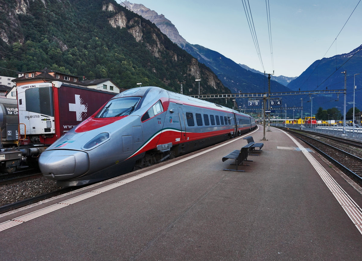 Ein ETR 610 der FS durchfährt als EC 25 (Zürich HB - Milano Centrale), den Bahnhof Erstfeld ...