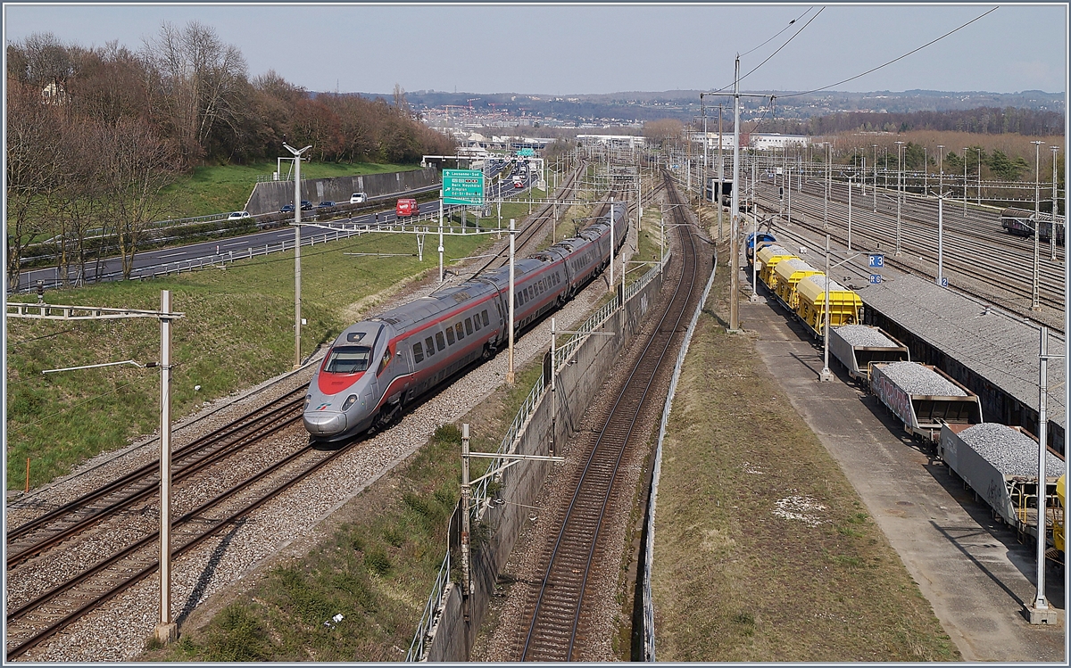 Ein FS Trenitalia ETR 610 als EC 34 von Milano nach Genève unterwegs fährt am Bahnhof Lausanne ...