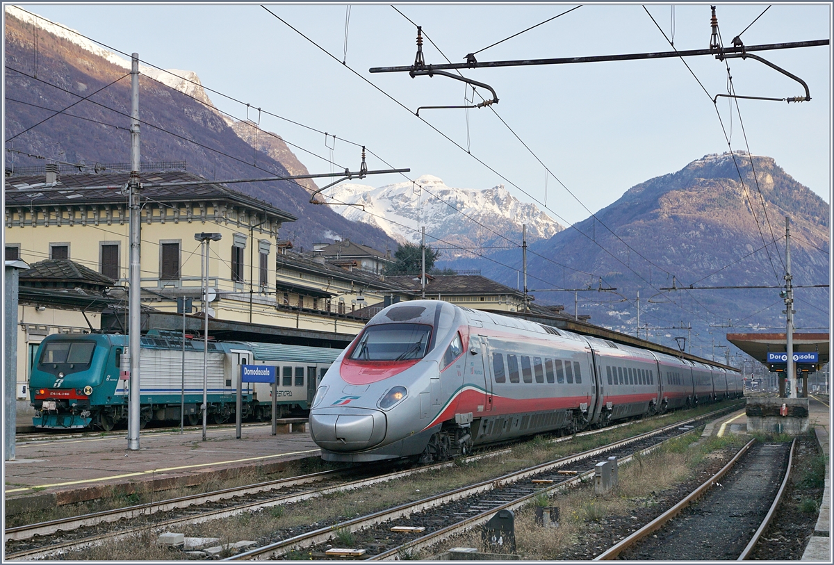 Ein FS Trenitalia ETR 610 wartet als EC Genève - Milano in Domodossola auf die Abfahrt ...