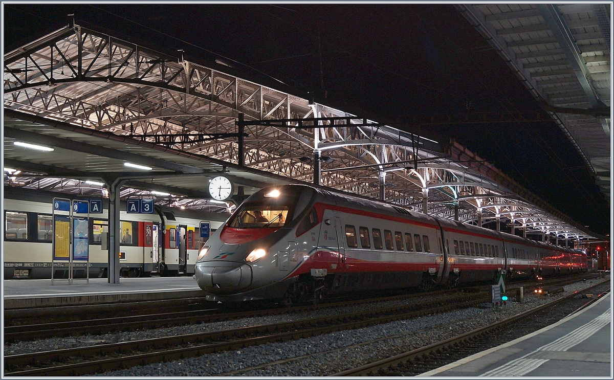 Ein FS Trenitalia ETR 610 wartet in Lausanne auf die Abfahrt als EC 35 nach Milano Centrale ...