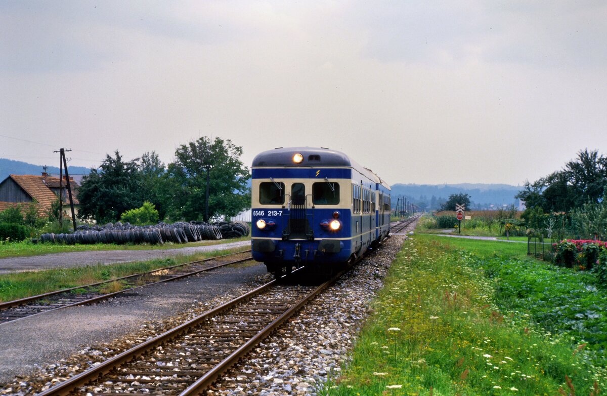 Zug der ÖBB-Baureihe 5046, vorn der Motorwagen 5046.213, auf der ÖBB ...