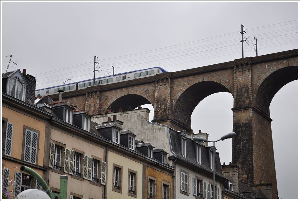 Ein TER 21500 überquert die Dächer von Morlaix. (18.09.2013) - Bahnbilder.de