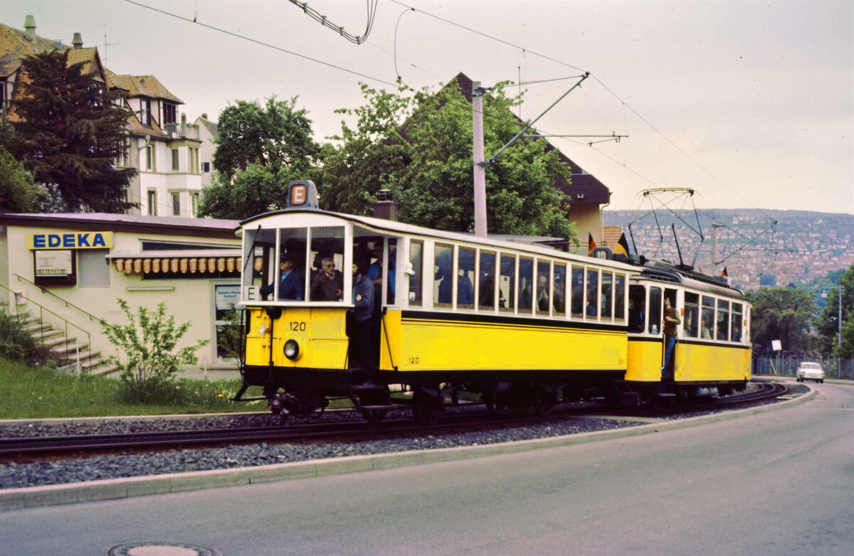 Ein Zug der Stuttgarter Zahnradbahn mit Vorstellwagen 120 und TW 104 ...