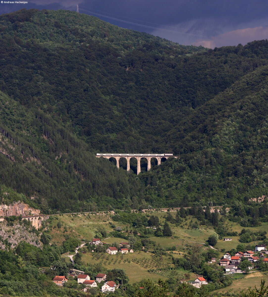 Eine unbekannte 441 mit dem B 721 (Sarajevo-Capljina) bei Galjevo 12.6.22 - Bahnbilder.de