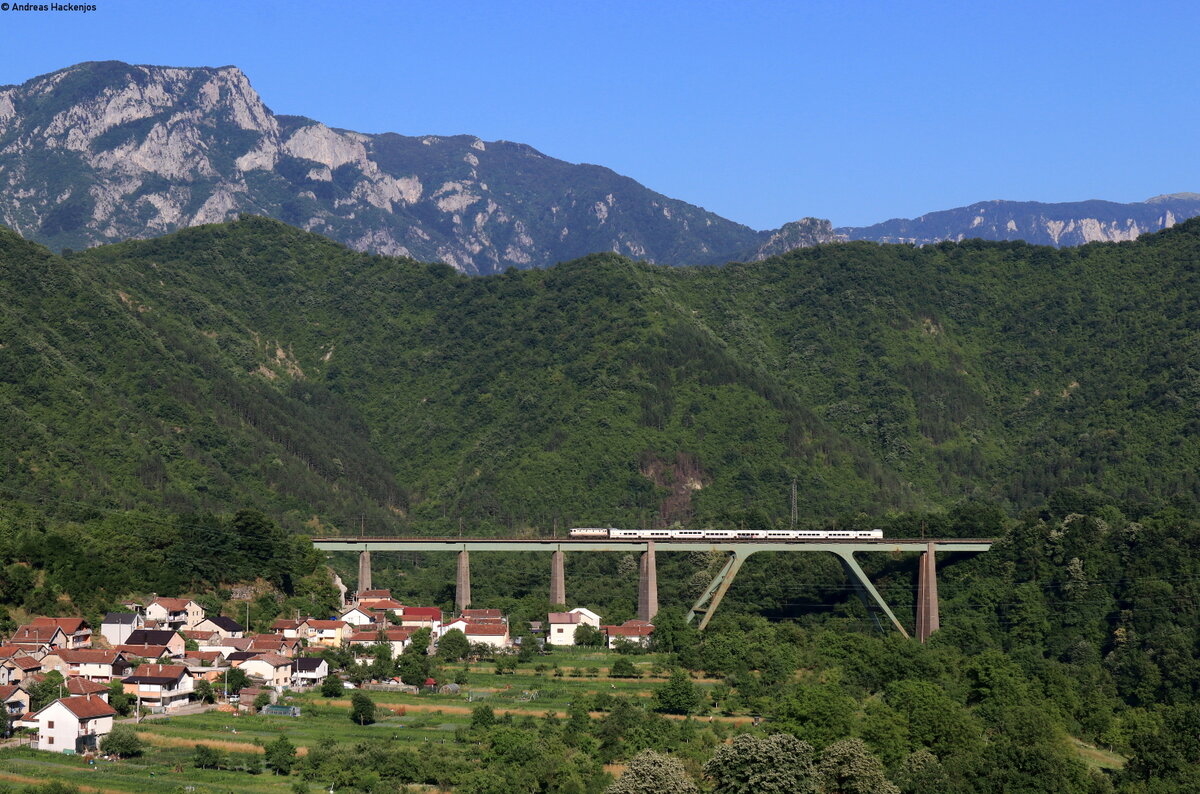 Eine unbekannte 441 mit dem B 722 (Mostar - Sarajevo) bei Jablanica 20.6.22 - Bahnbilder.de