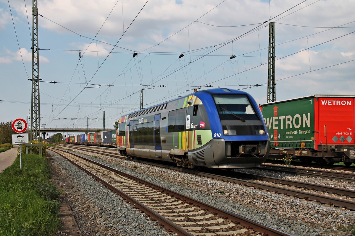 Einfahrt am 04.05.2016 von SNCF TER Alsace X73910 als IRE (Freiburg (Brsg) Hbf - Mulhouse Ville ...