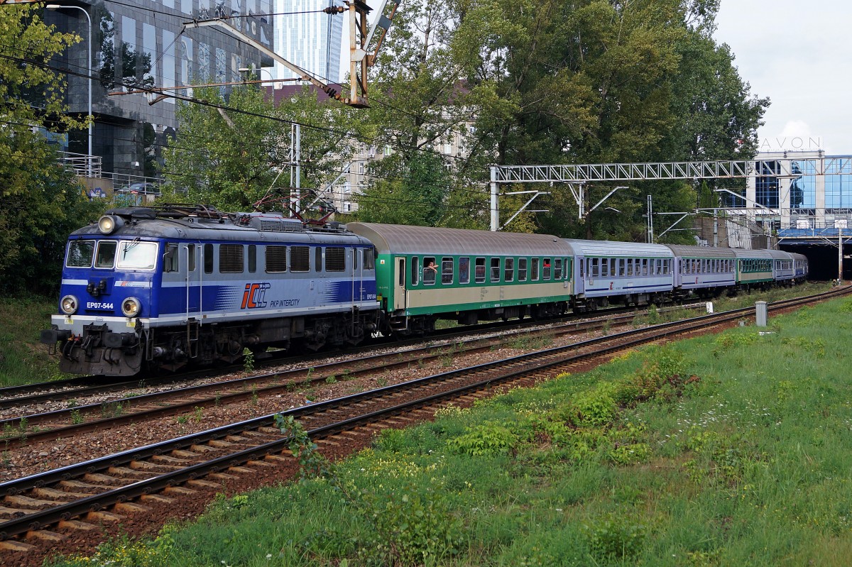 ELEKTROLOKOMOTIVEN IN POLEN P.K.P EP07-544 vor einem IC bei WARSZAW OCHOTA am 15. August 2014 ...