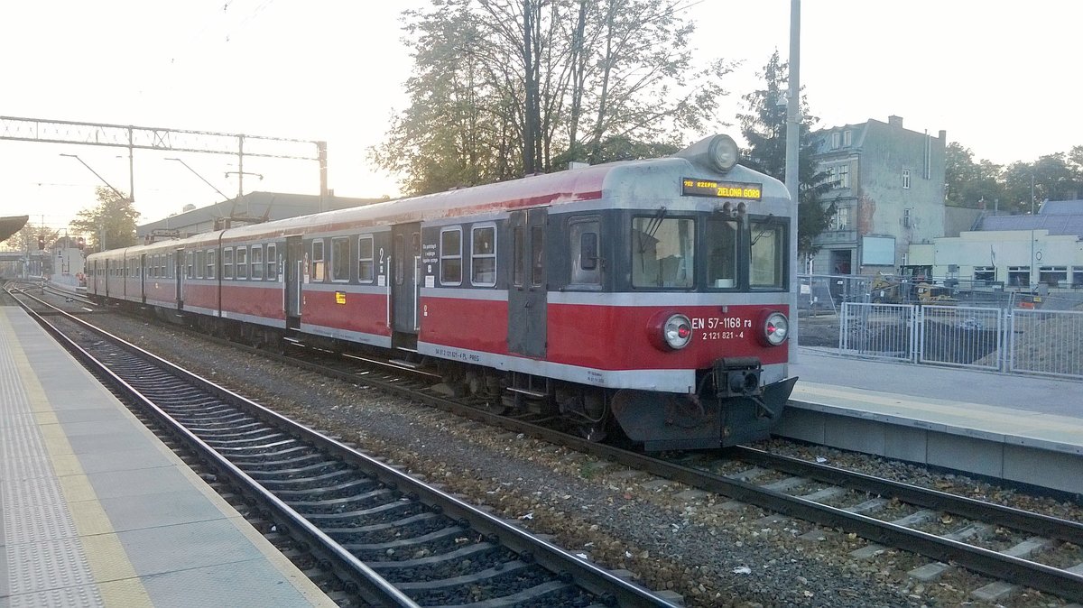 EN57-1168 in Zielona Gora, 13.10.2018 - Bahnbilder.de