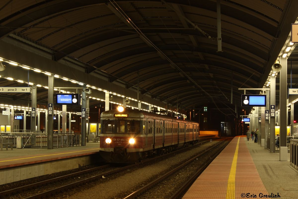EN57 957 am 29.10.13. in Katowice Glowny. - Bahnbilder.de
