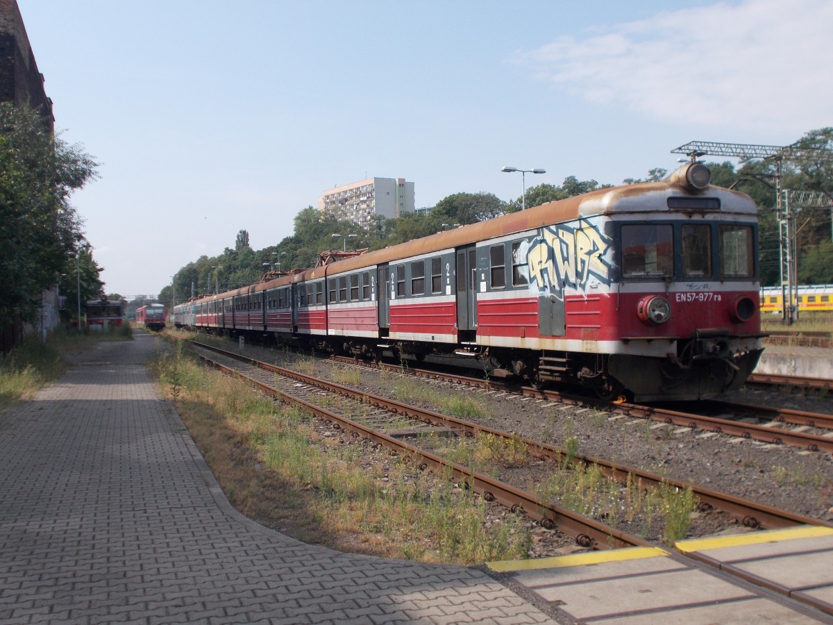 EN57-977 stand,am 16.August 2015,in Szczecin Glowny - Bahnbilder.de