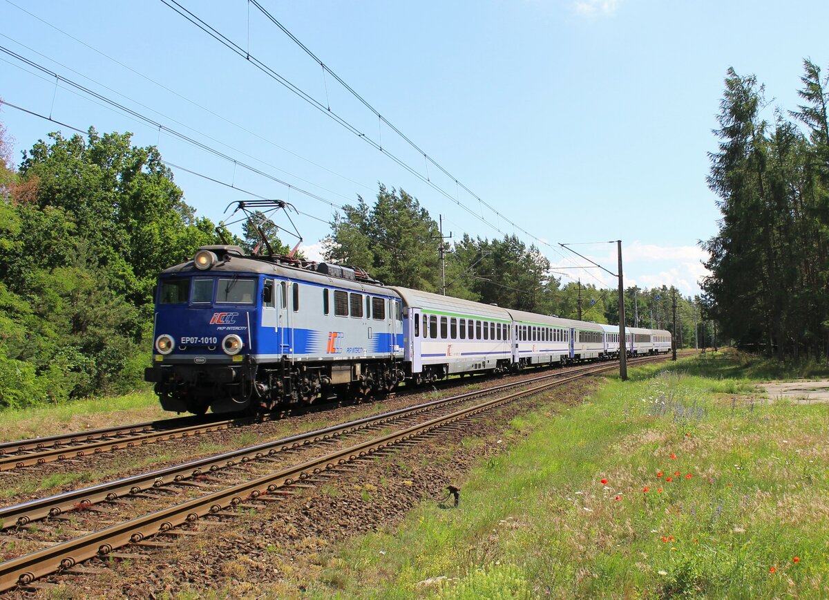 EP 07-1010 war am 12.07.23 mit einem IC bei Ładzin zu sehen Richtung Swinoujscie - Bahnbilder.de