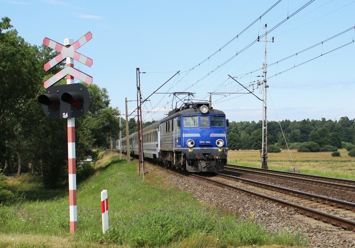 EP 07-1042 als IC 83104 war am 12.07.23 in Mokrzyca Wielka zu sehen aus Richtung Swinoujscie ...
