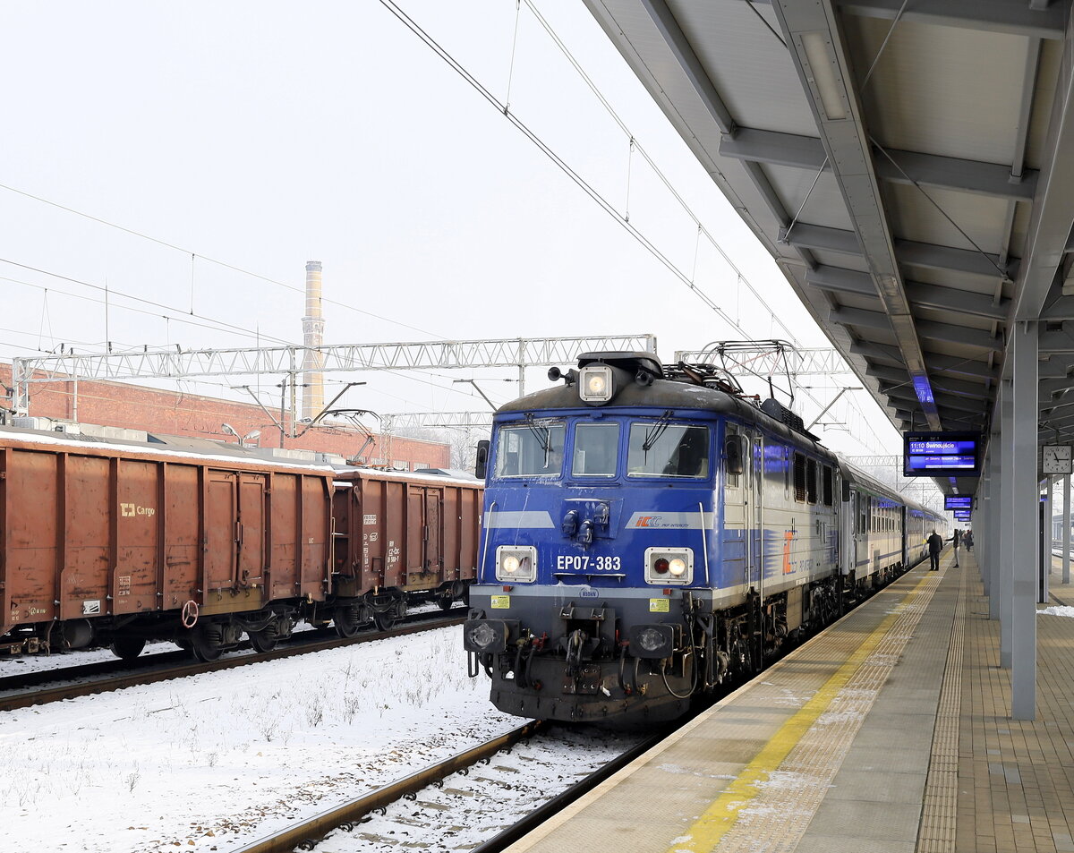 EP 07 383 bespannt den IC nach Świnoujście (deutsch Swinemünde), hier beim Halt in Zielona Gora ...