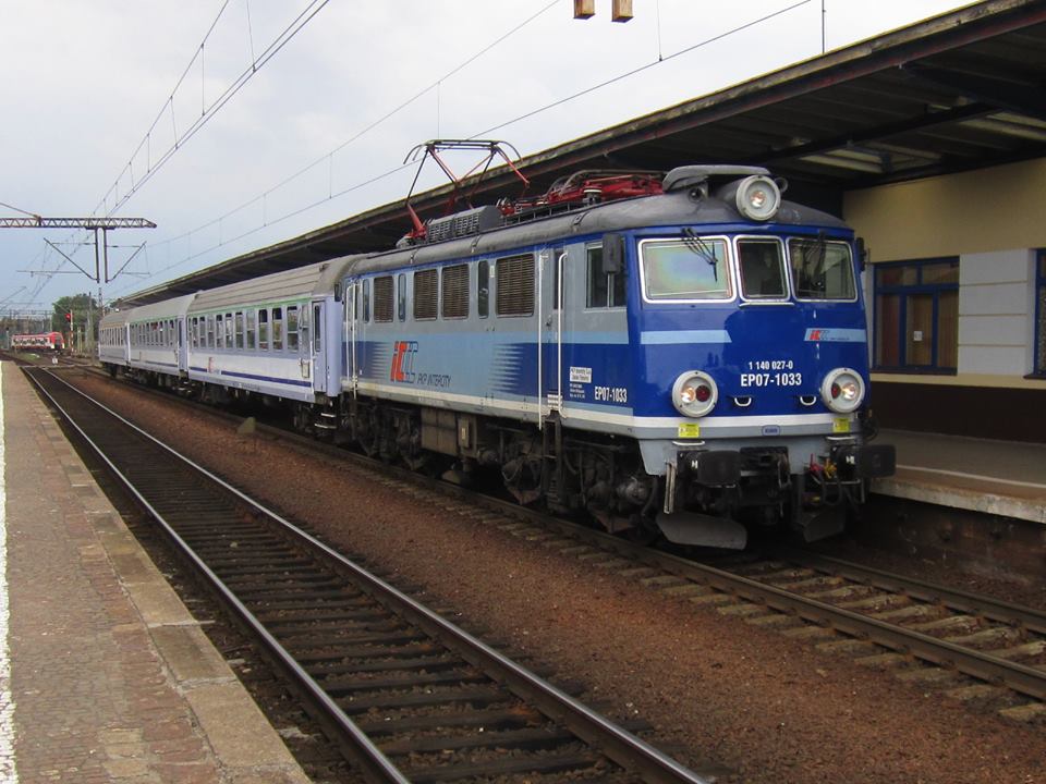EP07-1033 mit TLK "Gałczyński" in Bahnhof Zbaszynek, 30.07.2016 - Bahnbilder.de