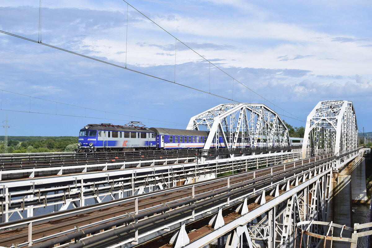EP07 1033 überquert mit einem IC die Westoder südlich von Stettin - Bahnbilder.de