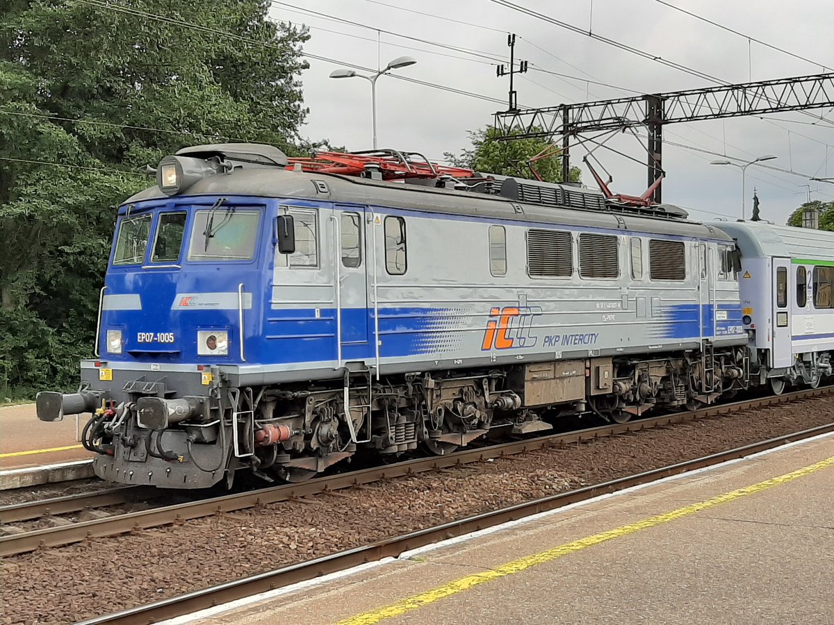 EP07 2005 der PKP mit einem Intercity am 15.07.2019 in Köslin - Bahnbilder.de