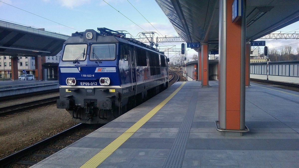 EP09-012 in Bahnhof Krakow Glowny, 12.11.2017 - Bahnbilder.de