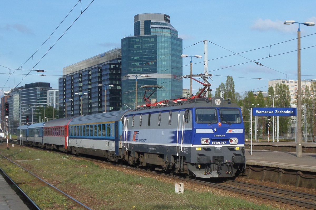 EP09-017 hält mit einer EC nach Prag in Warszawa-Wschodnia am 1 Mai 2016. - Bahnbilder.de