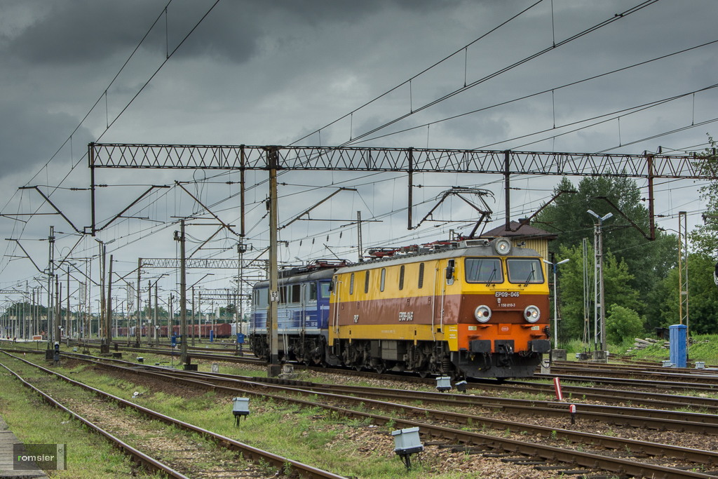 EP09-046 mit EU07-368 der PKP Intercity in Oświęcim(Auschwitz)am 16.07.2016. - Bahnbilder.de