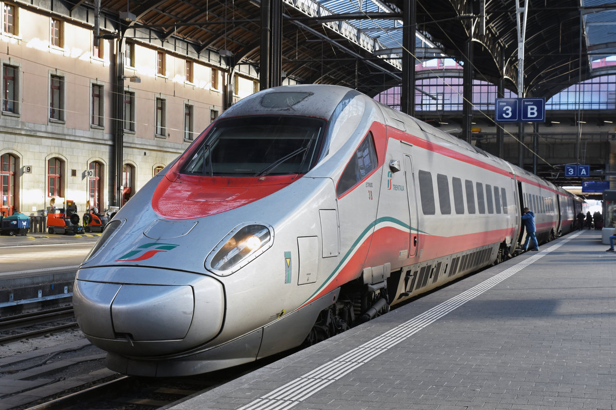 ETR 610 Nr. 3 Trenitalia wartet im Bahnhof SBB auf die Abfahrtszeit - Bahnbilder.de