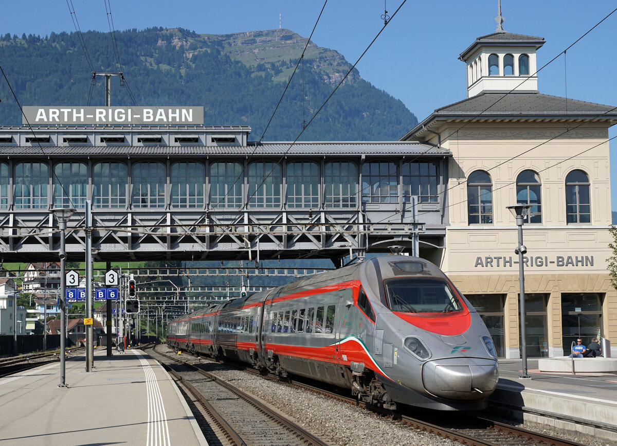 ETR 610 von Trenitalia als EC nach Milano Centrale in Arth-Goldau am 13. September 2021. Foto ...