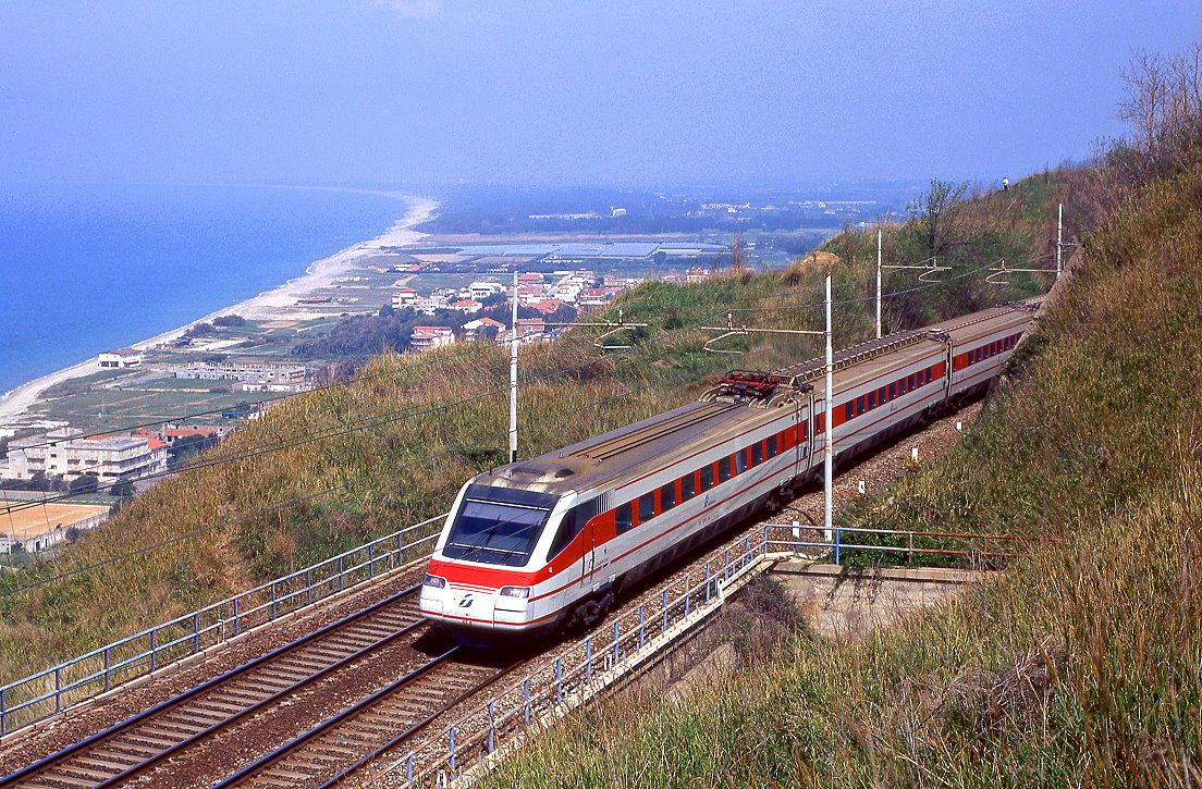 Der FS Trenitalia ETR 480 030 wartet in Milano Centrale auf die Abfahrt ...
