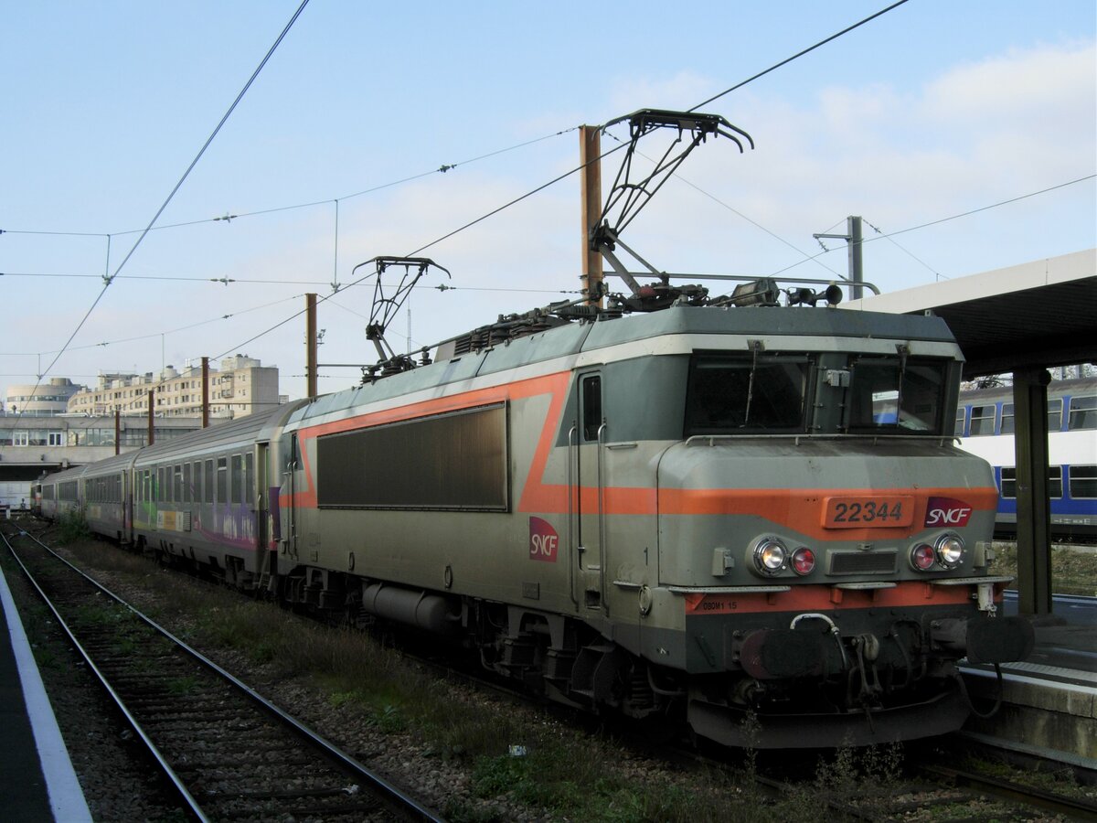Geschäftlich war ich unterwegs nach Joigny. Beim Umsteigen sah ich im Bahnhof Paris-Bercy die ...