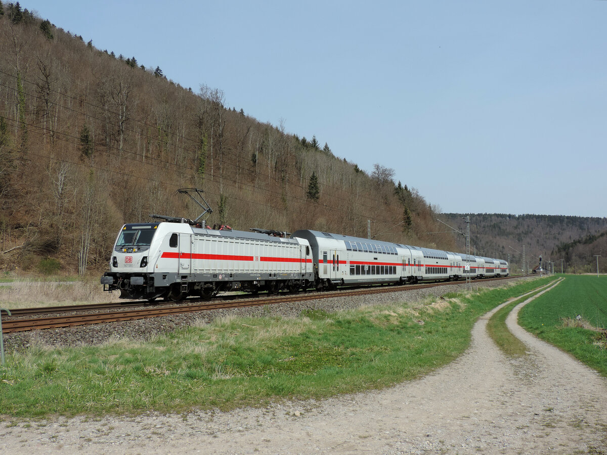 Grünholz - 13. April 2022 : 147 581 schiebt den IC 2280 von Singen am Hohentwiel nach Stuttgart ...