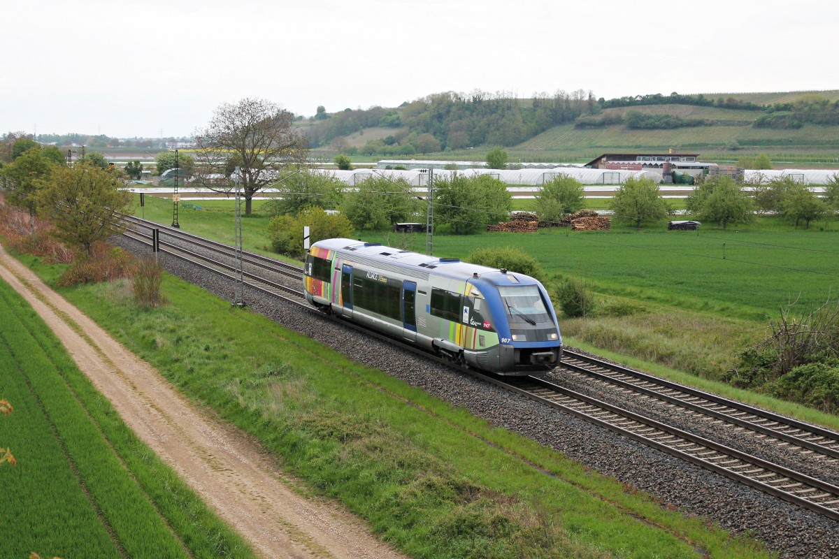 Hier ist SNCF TER Alsace X73907 als IRE (Freiburg (Brsg) Hbf - Mulhouse Ville) nördlich von ...