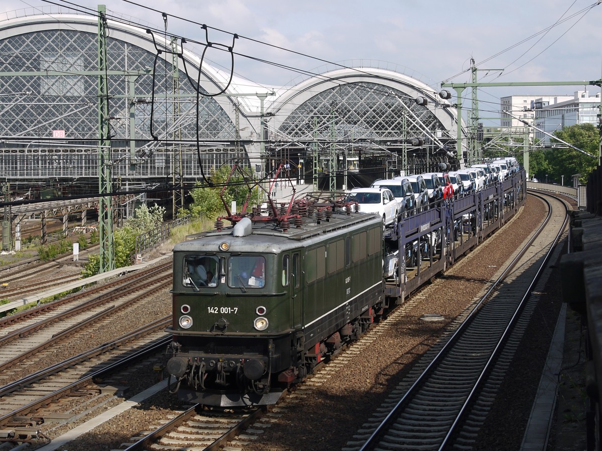 Holzroller 142 001 (ex E42) hat in Bad Schandau einen Autotransportzug (Skodas) aus Tschechien ...