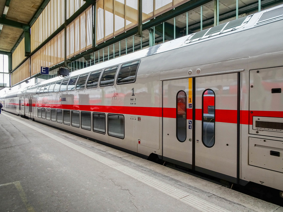 IC-Doppelstickwagen in einem IC/RE aus Singen (Hohentwiel) in Stuttgart Hbf, 22.03.2018 ...