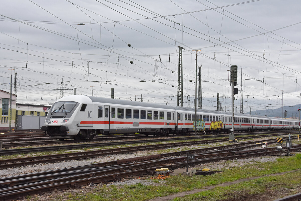 IC Steuerwagen 61 80 80-94 141-4 fähret am 08.10.2022 beim badischen ...