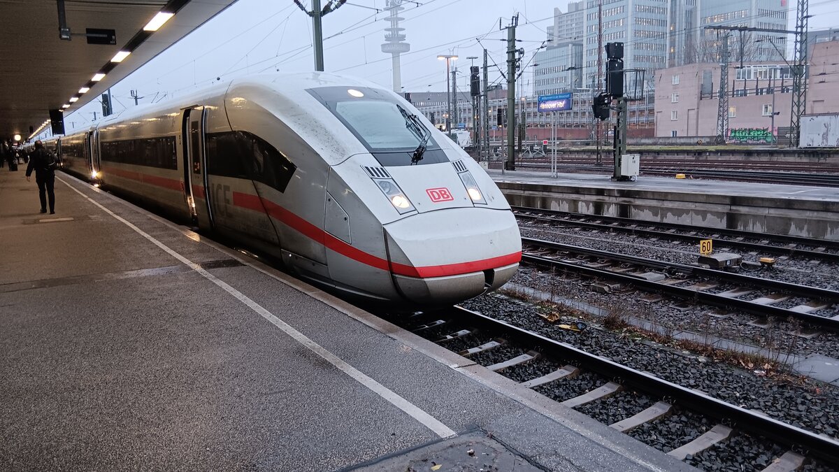 ICE 4 Hamburg Altona Zürich HB Steht Abfahrbereit in Hannover Hbf Gleis 4 - Bahnbilder.de