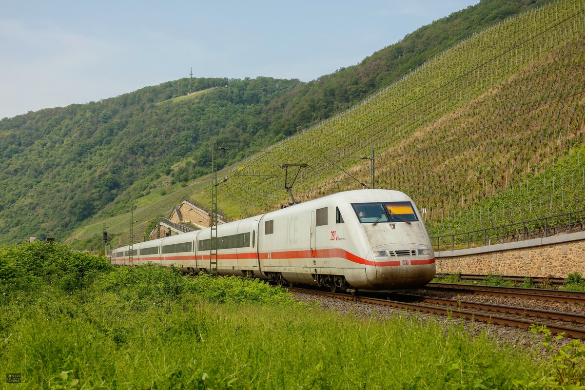 ICE 401 077-3 "25 Jahre ICE SBB" am Bopparder Hamm, Mai 2023. Grüße an ...