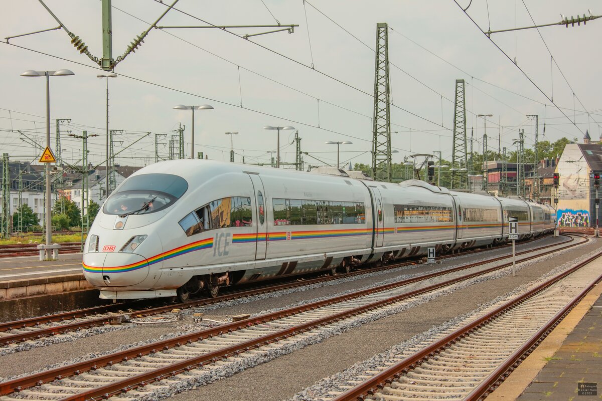 Hier sieht man einen abgebügelten Pantographen eines ICEs, der von Köln ...